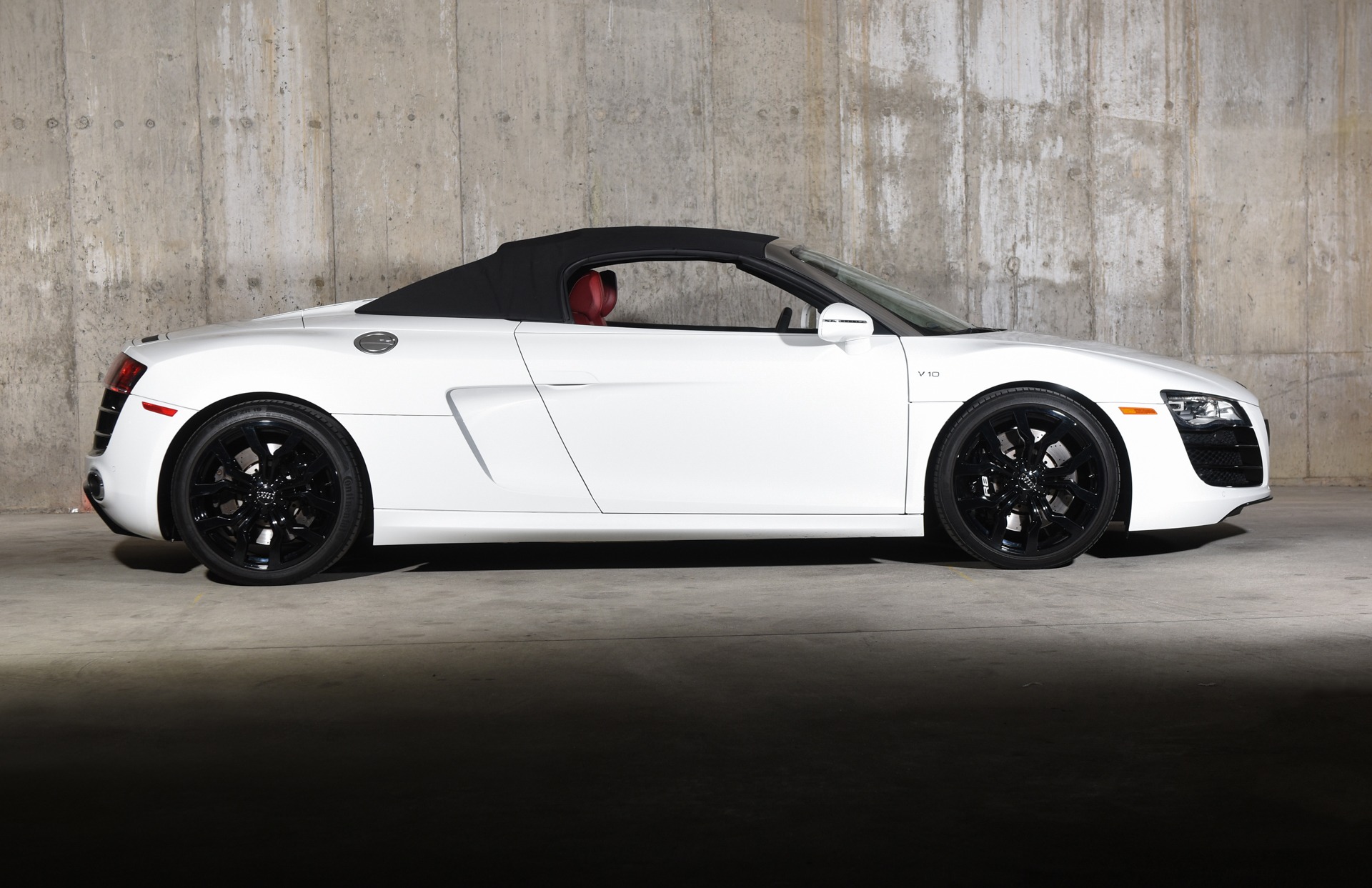 Audi R8 Spyder Black And White