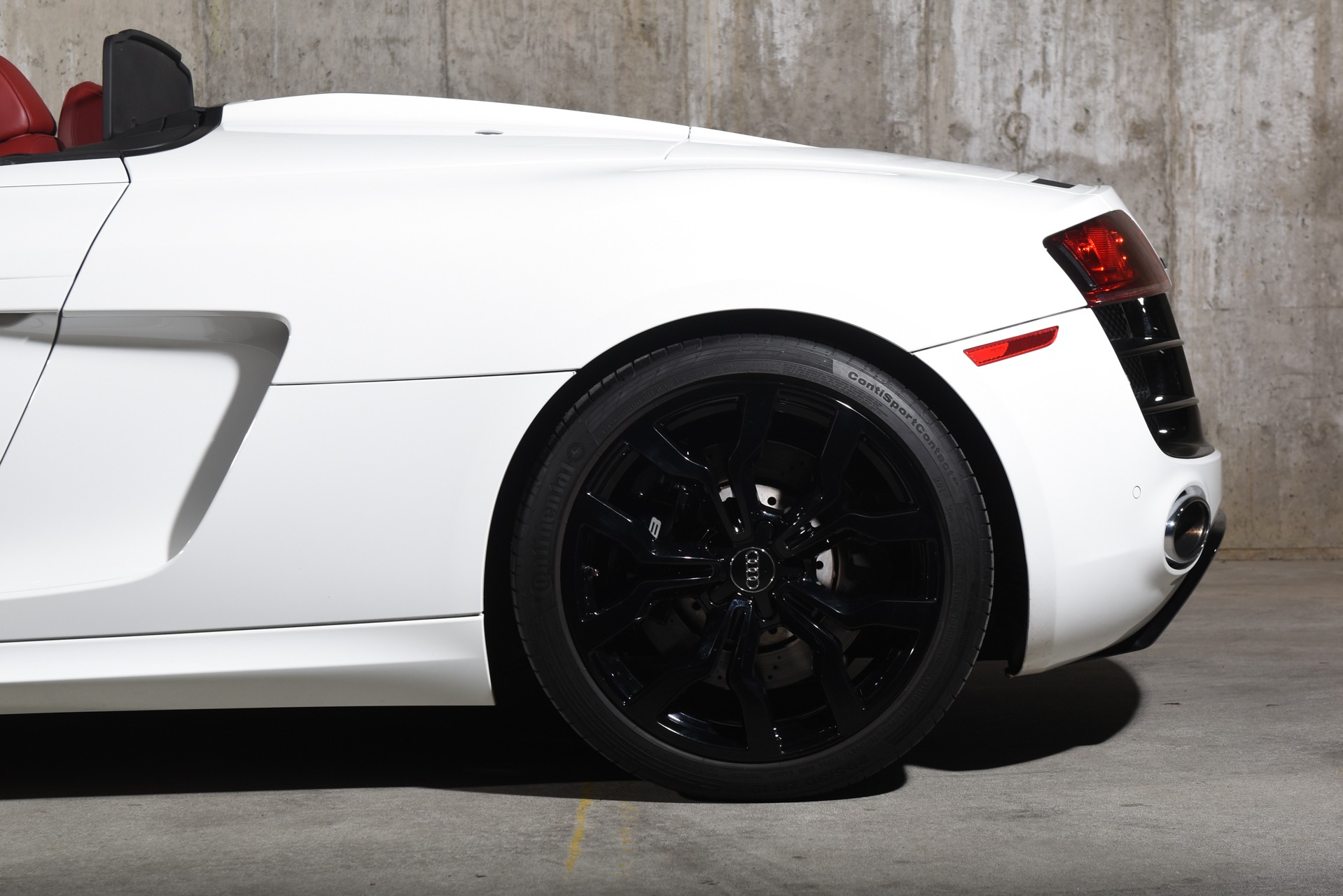 Audi R8 Spyder White Black Alloys